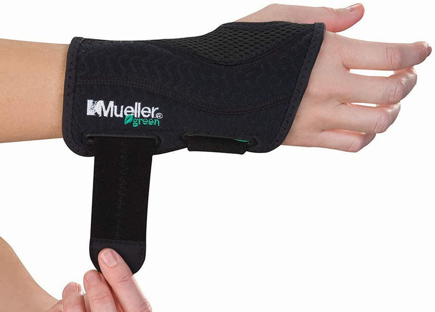 Mueller Green Fitted Wrist Brace, Black, Right Hand, Small/Medium, 1 C ...